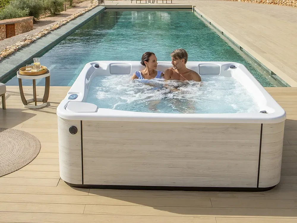 Square hot tubs | Modern and elegant | Aquavia Spa
