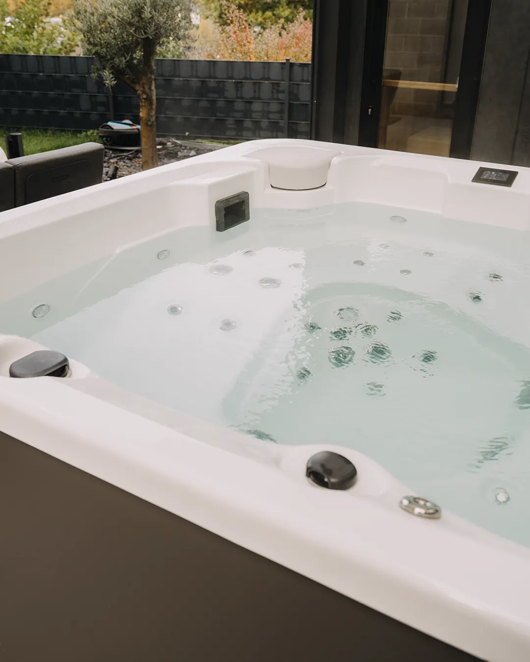 Installazione jacuzzi esterna | Spa Essence per terrazza di lusso