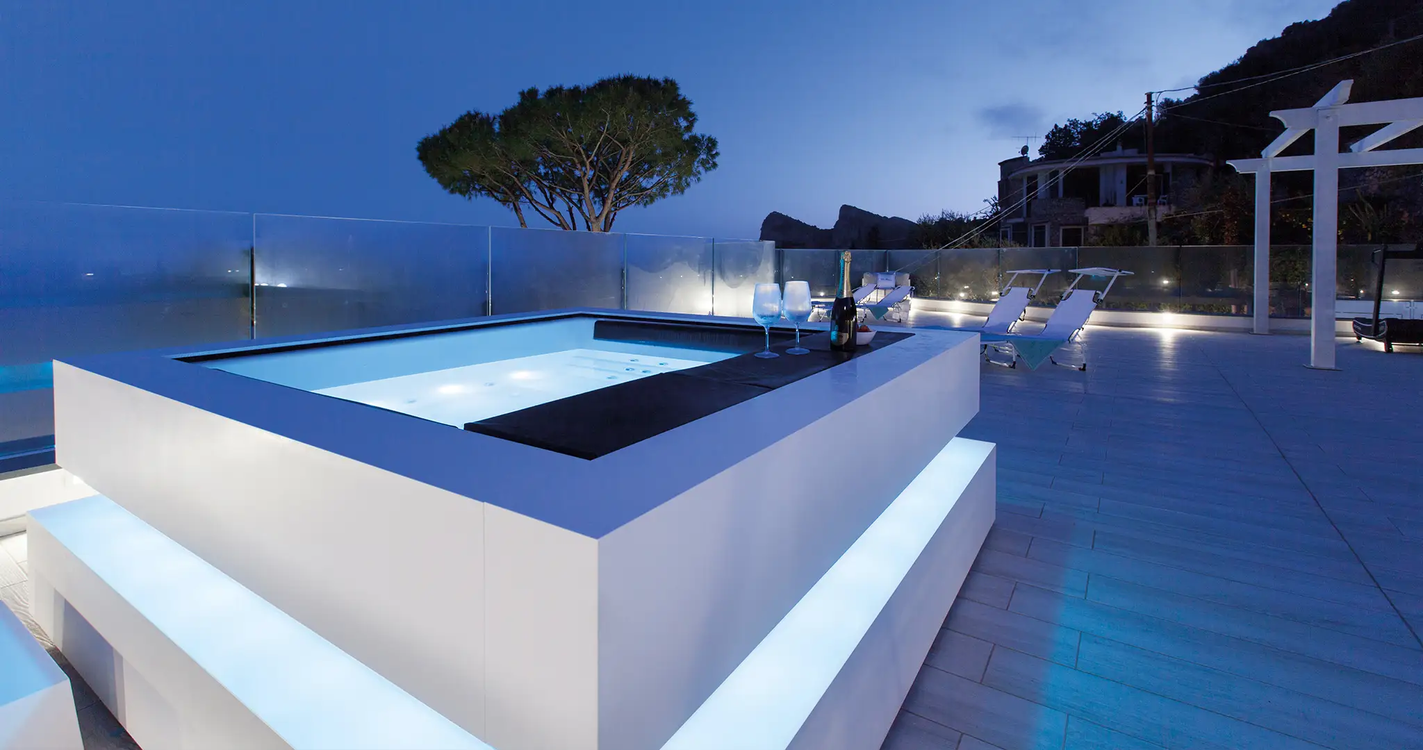 Spa Cube , 4-seater indoor and outdoor jacuzzi - Aquavia Spa